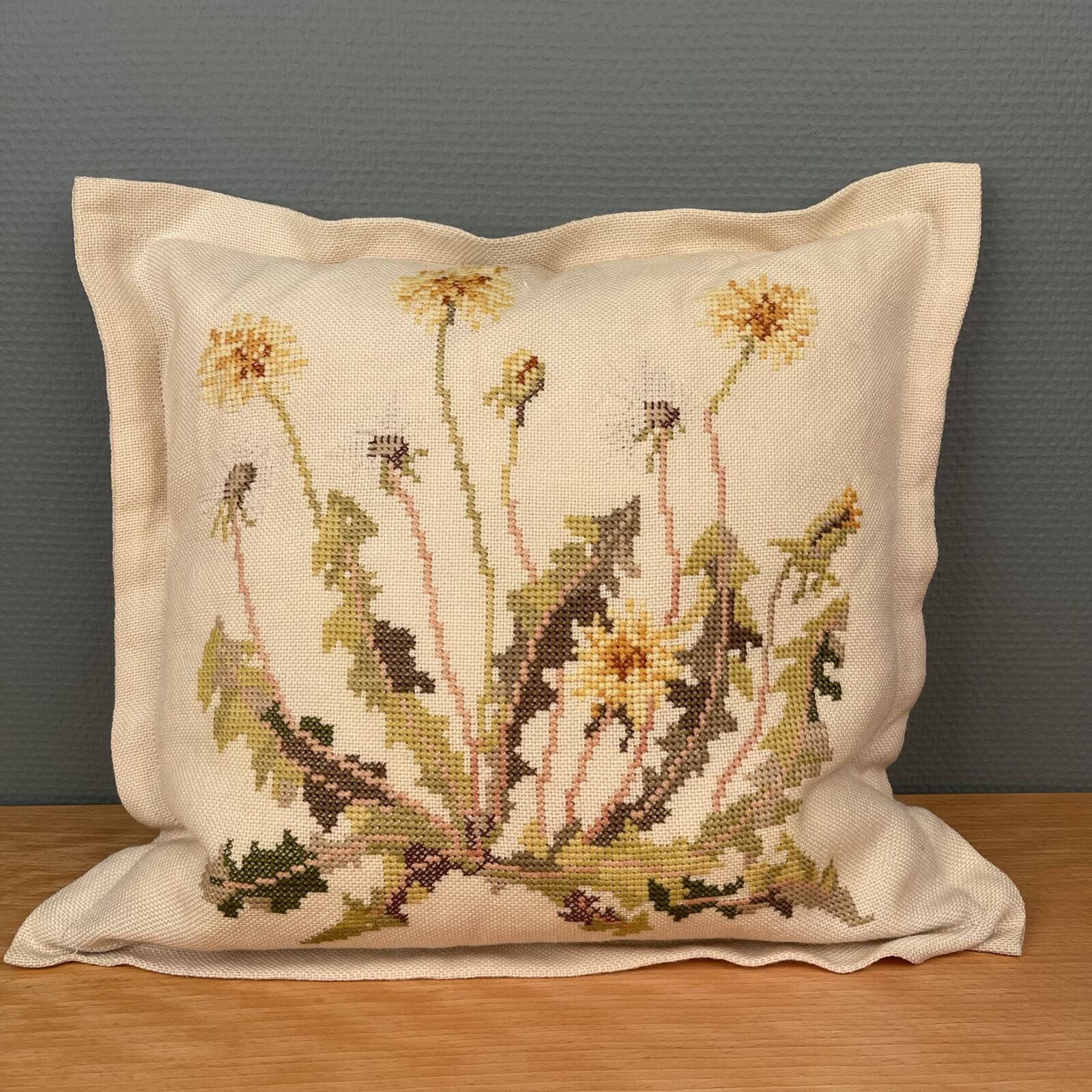 Broderet pude 40×40 - Villa og Vejbod