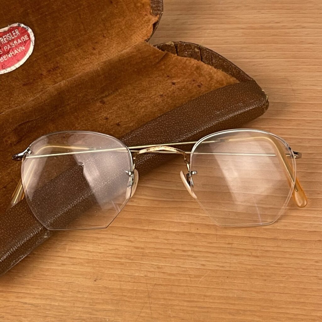 Gamle briller i etui - Villa og Vejbod