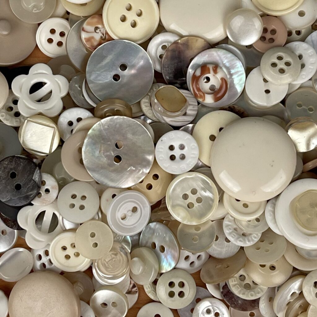 Pose med knapper perlemor/hvid/klar - Villa og Vejbod